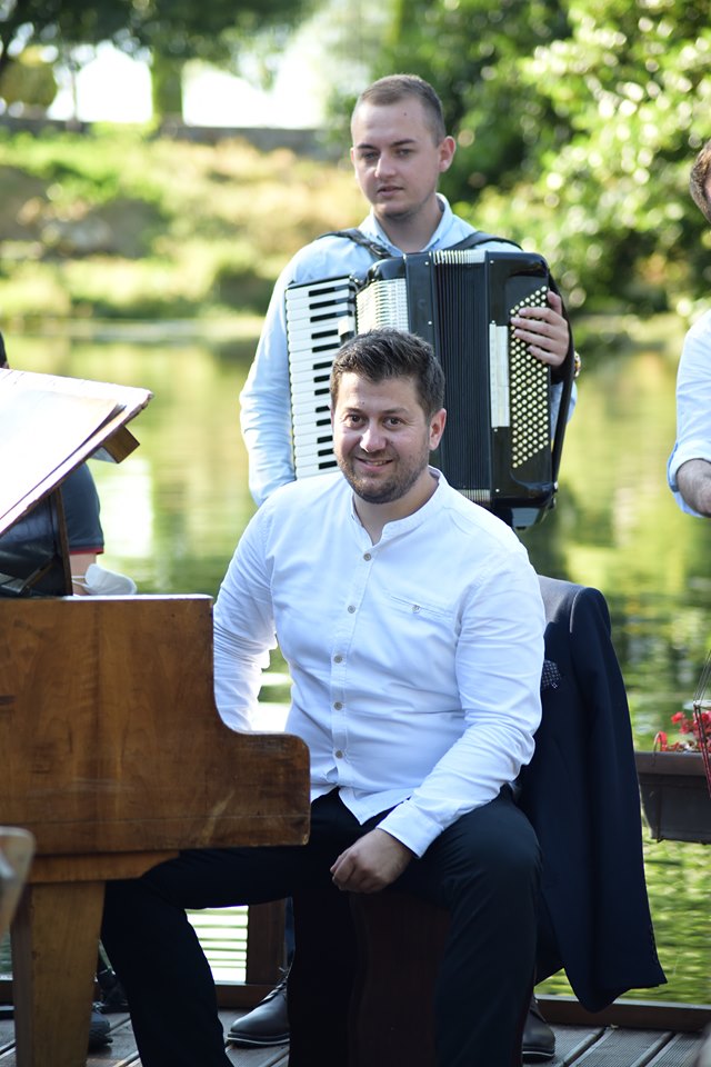 MUZIČKA AVANGARDA VO FOLK VODITE IGOR DIMOVSKI SO SVOJOT PROEKT PAUZA ZA RAKIJA-2 POSTAVI NOVI ...