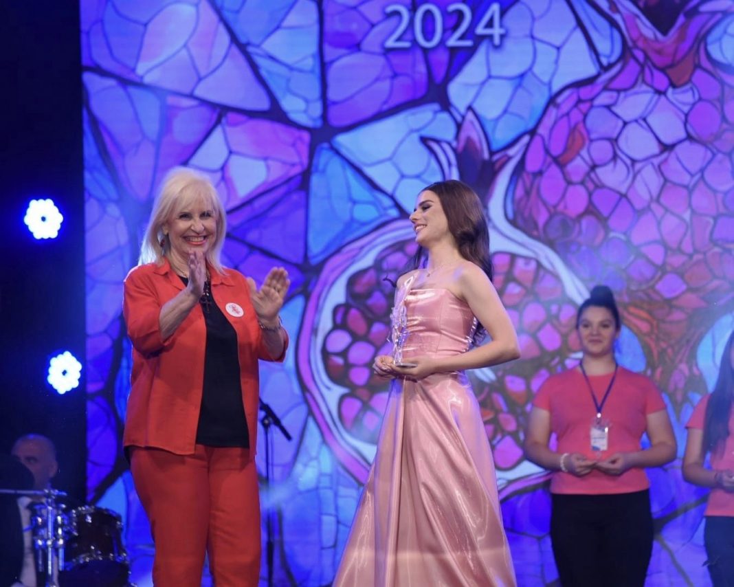 SO DVOJNOTO “KRUNISUVANJE” NA DEBITANTKATA ANGELA VLINTOVSKA ZAVRŠI ...