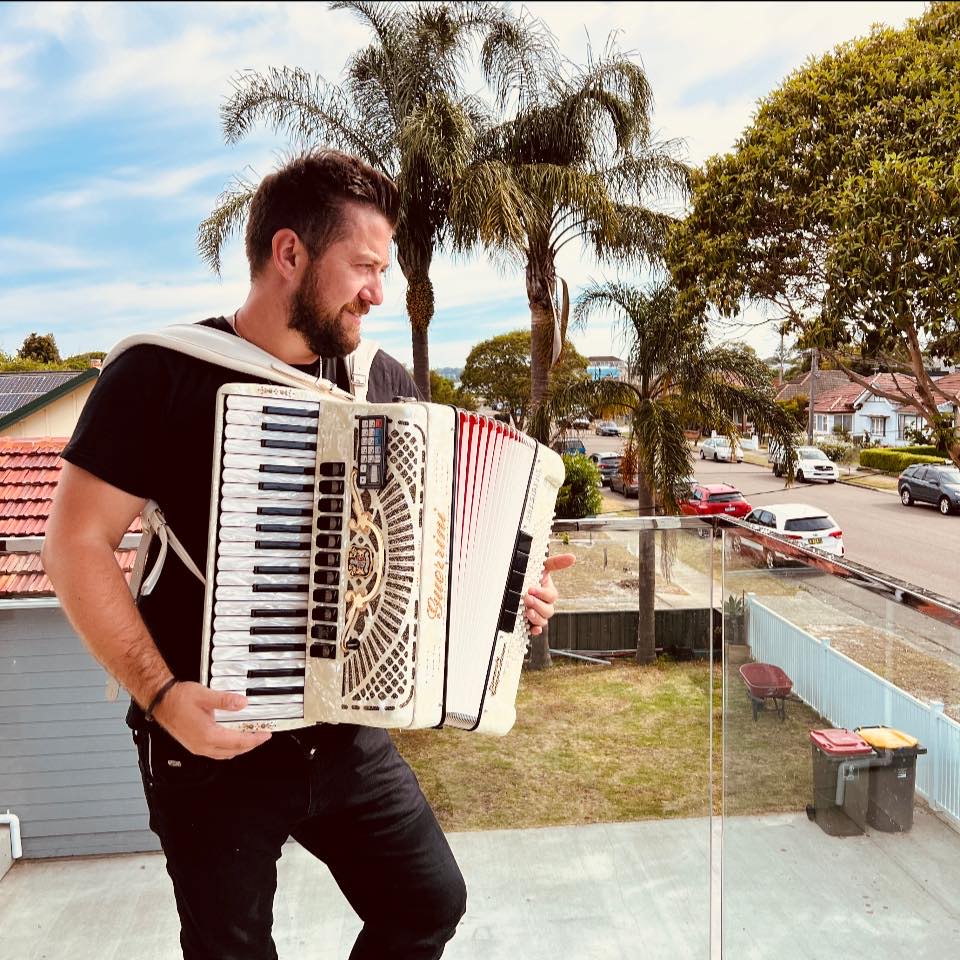 SE SKARAA ZETOT I DEDOTO ZA HARMONIKATA – IGOR DIMOVSKI “PAUZA ZA RAKIJA” I GORAN ALAČKI SO ...